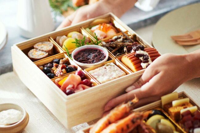 早くもおせち商戦開幕!? 人気惣菜店「RF1」のおせちは野菜たっぷり＆25種詰め合わせでごちそう感が凄い!!! | グルメ情報誌「おとなの週末Web」