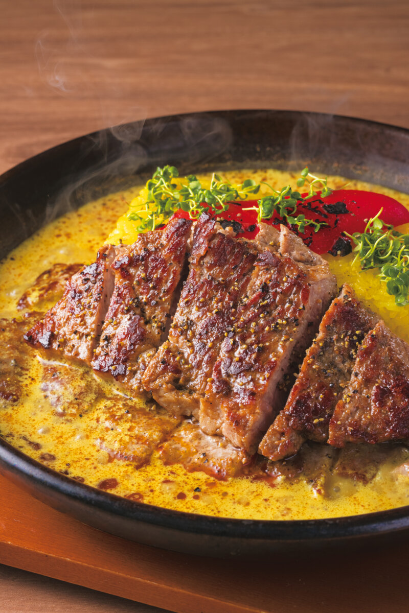 福岡の人気店がカレー激戦区に進出 豚ステーキがドカンと乗ったスープカレー 東京・神田神保町『Rスリランカ TOKYO』 | グルメ情報誌「おとなの週末Web」